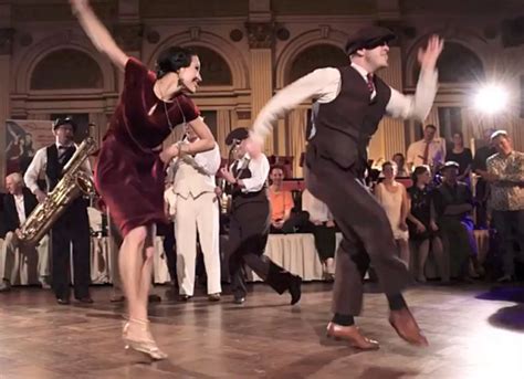 摇摆舞是20世纪20年代至40年代随着爵士乐的摇摆风格而发展起来的，比起传统交谊舞来说，摇摆舞更加自由欢乐，适合朋友聚会场所。如果你钟爱复古文化和爵士韵律，渴望感受摇摆和社交所带来的乐趣，欢迎