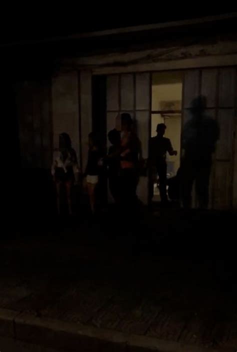 深夜，古宅内，镜中人脸，忽隐忽现。