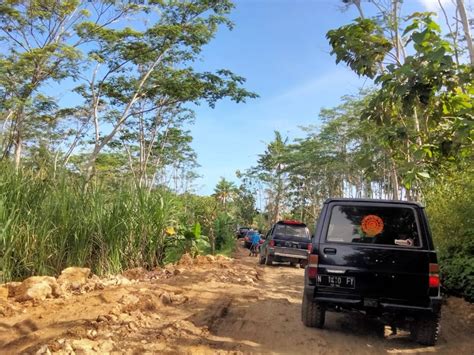 Jalan Menuju Pantai Di Malang Rusak Parah