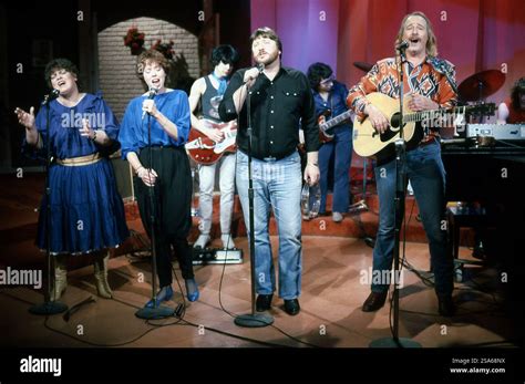Elaine Spanky Mcfarlane Mackenzie Phillips Denny Doherty And John