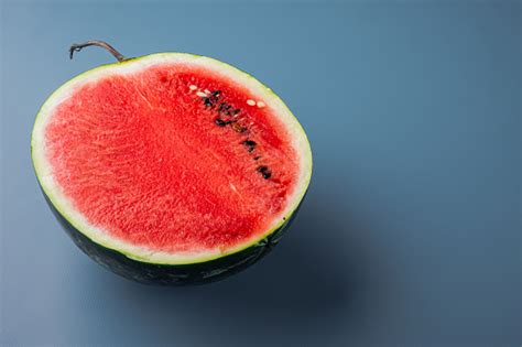 텍스트를 위한 복사 공간이 있는 파란색 질감의 여름 배경에 수박 조각 0명에 대한 스톡 사진 및 기타 이미지 0명 과일 러시아 Istock