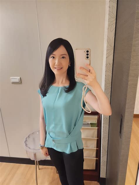 皮膚科 胡怡萱醫師 下班後由於還有活動， 戴了隱形眼睛加上化妝，把新同事嚇一跳，