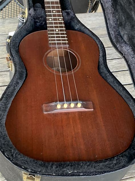 Guild Baritone Ukulele W Deluxe Hard Shell Case Reverb France