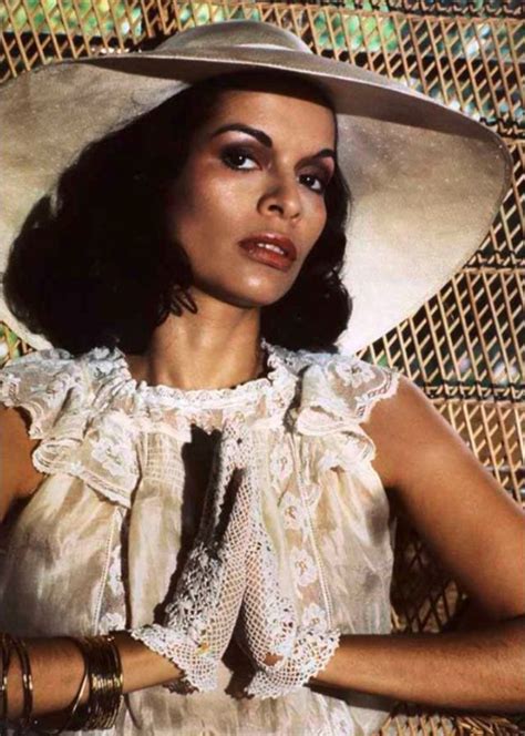 24 Gorgeous Photos Show Fashion Styles Of Bianca Jagger In The 1970s