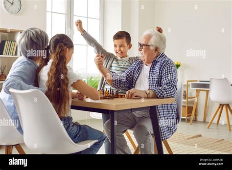Glücklicher Enkel Und Großvater Gewinnen Familienspiel Gegen Oma Und