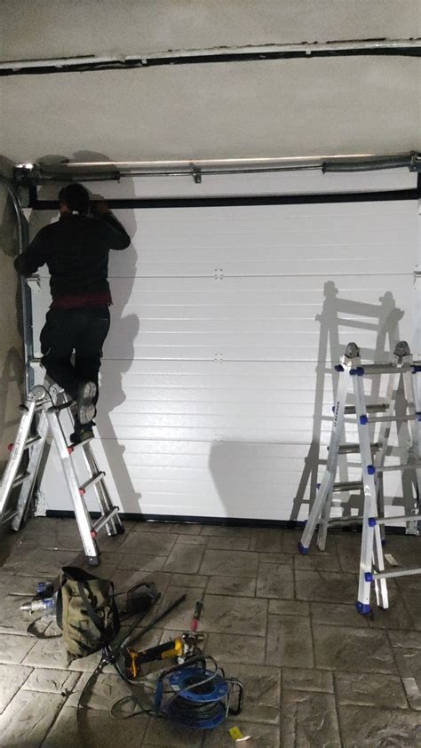 Instalación Puerta de Garaje Seccional en Castellbisbal El Maño Manitas
