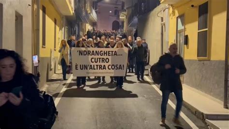 Il Coraggio Di Cutro Cittadini In Strada Accanto Agli Imprenditori Che