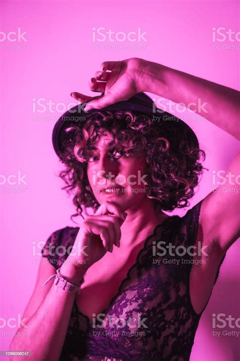 스튜디오 라이프스타일 아름다운 의상과 모자를 쓰고 미소 짓는 젊은 백인 여성의 초상화 분홍색 네온 빛으로 조명 35 39세에 대한 스톡 사진 및 기타 이미지 Istock