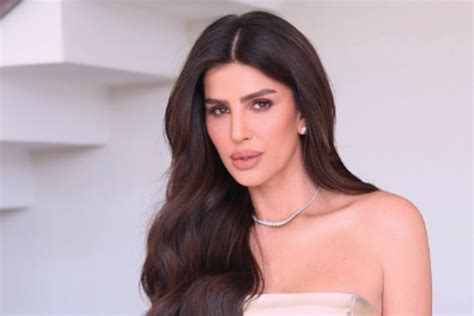 האם עינב בובליל העתיקה מוצר איפור