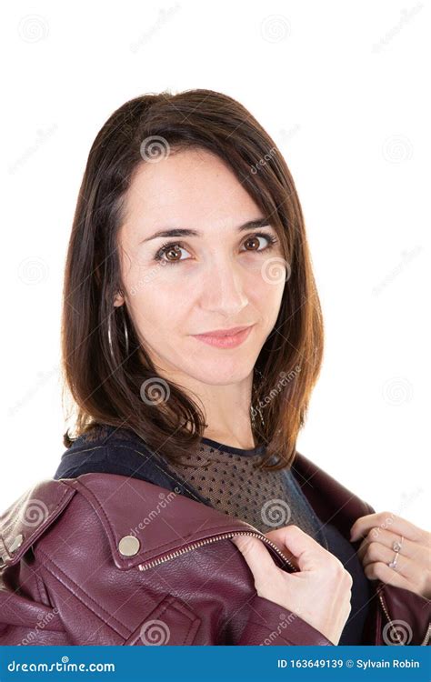 Femme Belle Brune Posant Dans Une Veste De Mode En Cuir Rouge Sur Fond