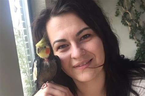 Lepa Lejla Oduzela Sebi život Nakon što Joj Je Uginuo Papagaj Njeno