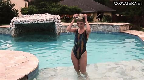 Emie Amfibia Masturbates Hard Underwater Eporner