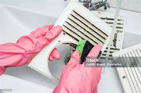 분홍색 보호 장갑을 착용한 사람은 먼지와 파편에 의해 차단 된 환기 반환 덕트의 스폰지와 비누 비누 비누 그릴로 세탁합니다 욕실에 대한 스톡 사진 및 기타 이미지 Istock