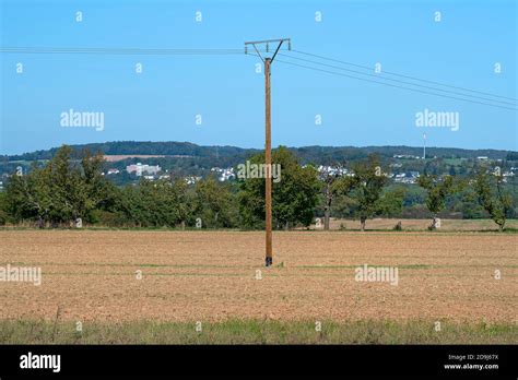 Eine Hölzerne Elektrische Stange Die In Der Mitte Eines Gepflügten