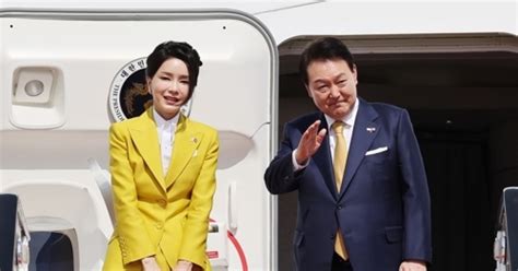 10만원대 가방에 샤일라·군복까지김건희 ‘uae 패션 화제