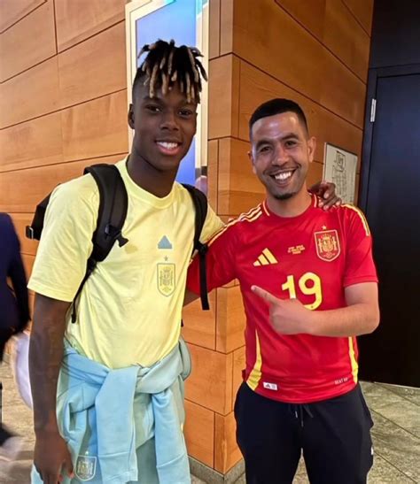 سلفی پدر لامینه یامال با گزینه خرید تابستانی بارسلونا عکس بارسانیوز