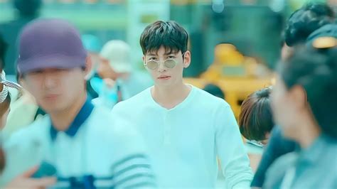 شاب غني بيعمل تجربه خطيرة بيخلي كل الناس اللي حواليه يكبرو في السن وهو بيفضل شاب جميل ملخص كامل