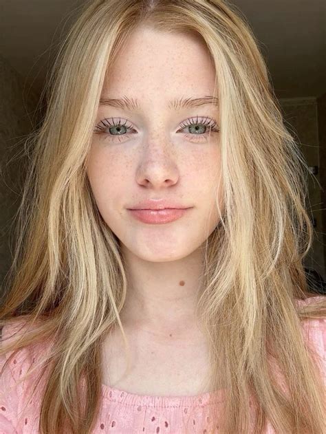 Pin By フィオレッ On Pines Creados Por Ti Blonde With Blue Eyes Blonde