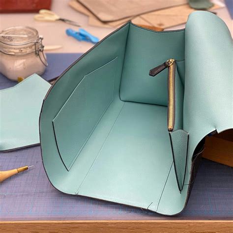 Pin By Rrodrii Medina On Bags Handmade Leather Tote Bag Leather Bags Handmade Diy Leather Bag