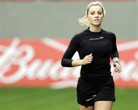 Fernanda Colombo La árbitro Más Sexy Del Mundo Que Es Sensación En Brasil