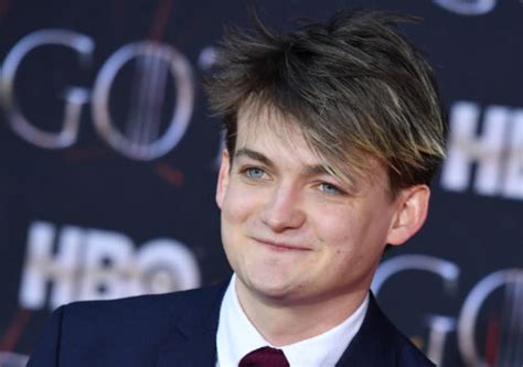 „got“ Star Jack Gleeson In „sex Education“ Nicht Wiederzuerkennen