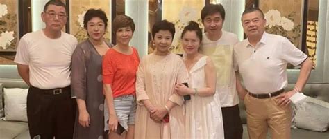 老牌歌手聚会，董文华貌美如初凭实力站c位，任静眼睛睁不开了！裙子时候感觉