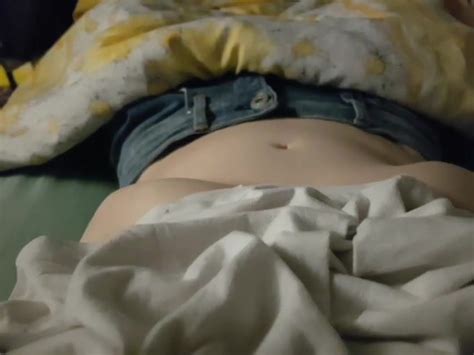 Girl Pushing Belly Out Inflation 中文