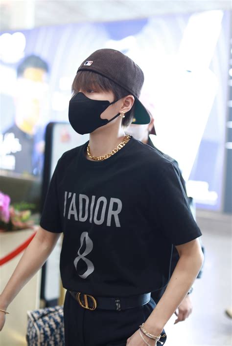 刘雨昕金色项链腰带扣好闪 西裤显腿型太棒了 搜狐大视野 搜狐新闻