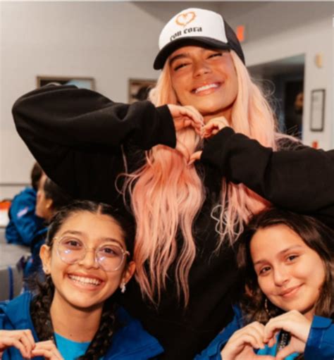 Karol G Invitó A 35 Niñas Colombianas A Conocer Instalaciones De La