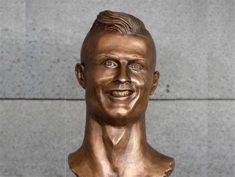 Cr7 Statue Cristiano Ronaldo Poses With Questionable Bronze Statue