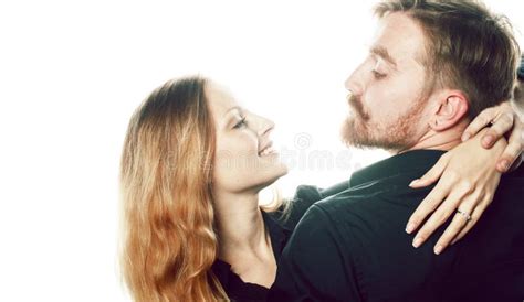 Jovem Casal Tenro Homem E Mulher Apaixonada Isolada Em Brincadeira