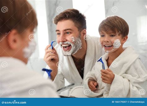 Papá Se Afeita Y El Hijo Lo Imita Imagen De Archivo Imagen De Amor