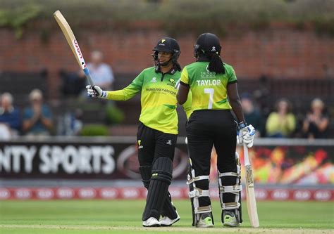 Smriti Mandhanas Candid Fan Girl Moment With Kumar Sangakkara Is Worth