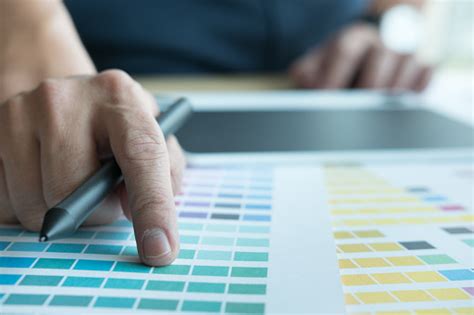 색상 견본 작업 젊은 그래픽 디자이너 현대 사무실에서 스타일러스 펜과 디지털 태블릿을 사용 하 여 창조적인 사람 건축가 작업 도구와 샘플 컬러 카탈로그 그림 비즈니스 기술