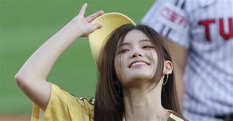 [포토] 첫사랑 수아 감동의 생애 첫 시구