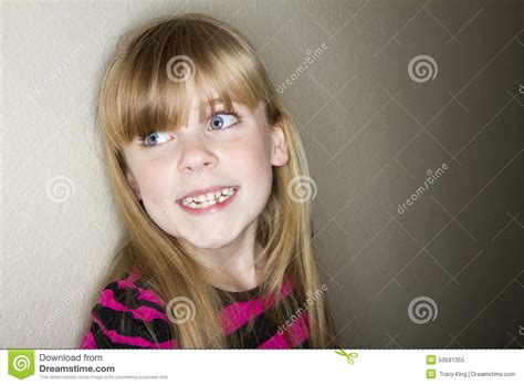 Gullig Liten Flicka Med Ett Stort Leende Fotografering För Bildbyråer Bild Av Familj Framsida