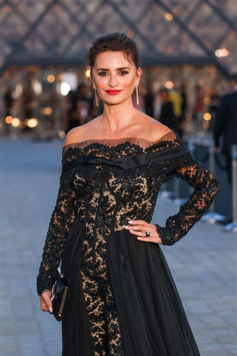 Penélope Cruz Encanta Em Evento Luxuoso No Louvre Na Semana De Moda De