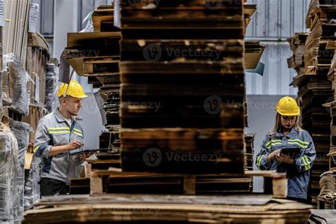 Trabajadores Caminando Y Comprobación Valores Artículos Para Envío