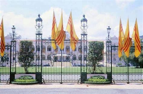 Nhìn Ra Bốn Phương DƯỚi BÓng MÁt CỦa LÁ CỜ “ba Que HoÀng NgỌc Mai