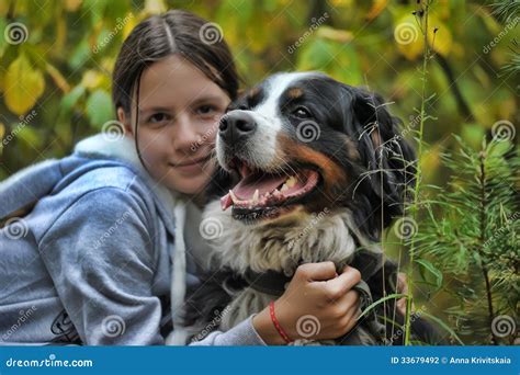 Muchacha Y Su Perro Foto De Archivo Imagen De Criado 33679492