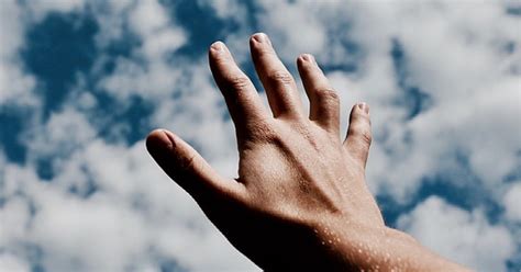 Названы 3 признака на пальцах указывающие на риск инсульта Doctorpiter