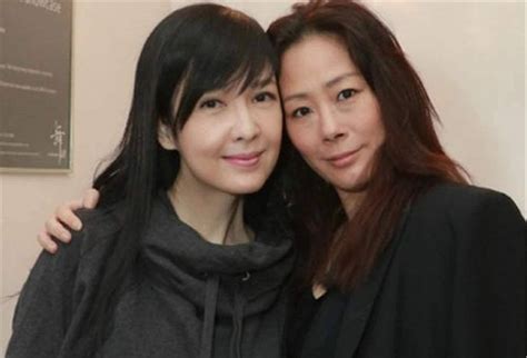 54岁关淑怡近照变化大！叼烟出镜太霸气，头发凌乱出油行为怪异账号