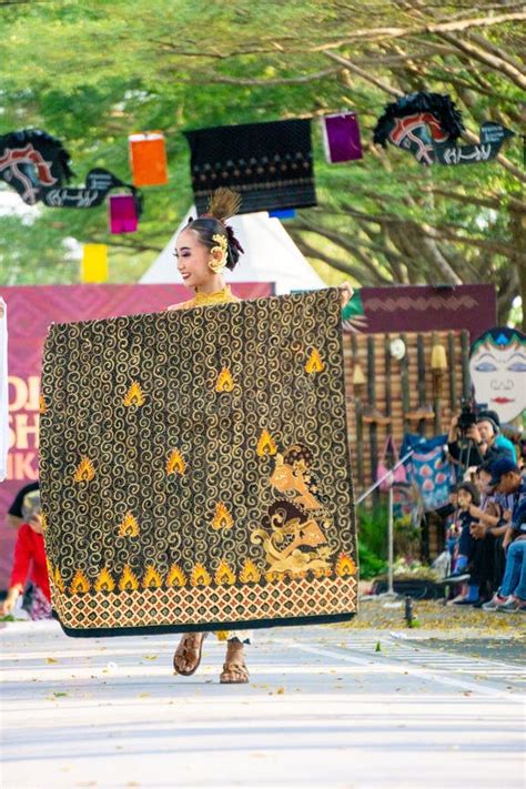 Embran Nawawi At The Second Kediri Fashion Batik Festival Kadhiri Tutur Wikara In Indonesia