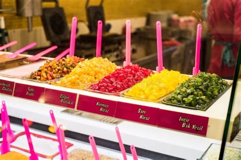 Diversos Tipos De Cerezas Preservadas En Una Tienda Imagen De Archivo