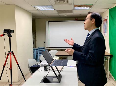 李思恩老師 一個人的攝影棚 今天下午特別為客戶訂製的「跨部門溝通與衝突管理」與「績效目標設定與管理」錄影🎬