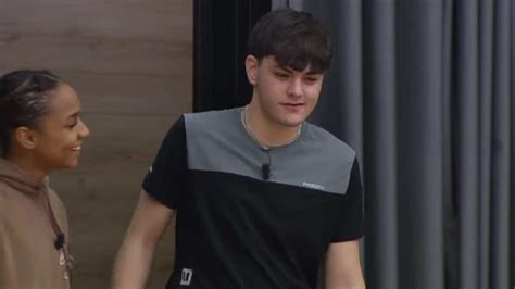 Amici Petit E Marisol Stanno Insieme Il Bacio Non Lascia Dubbi