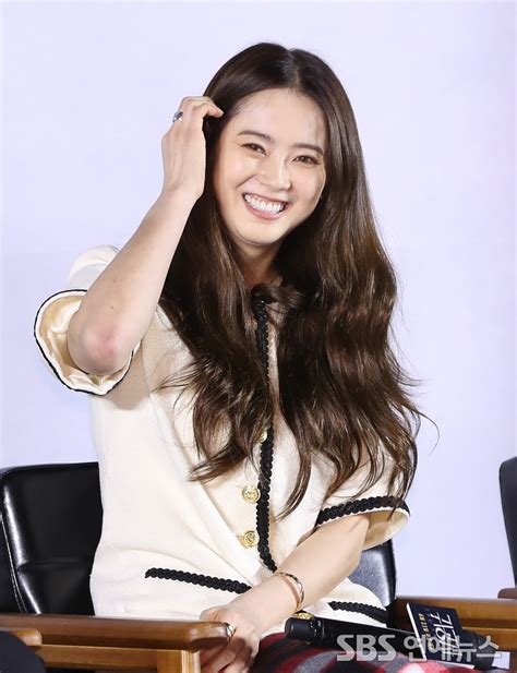 E포토 고아라 극장에서 만나는 사랑스러운 미소