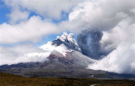 In Pics Equadors Cotopaxi Volcano Fumes Angrily