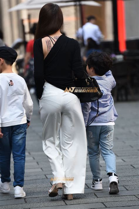 【咔喳赛贴】白裤少妇 魔镜原创摄影 魔镜街拍 魔镜原创 原创街拍 高清街拍 街拍美女 搭讪美女 紧身美女 遇到最好的街拍摄影作品 Walking Street Fun Pants