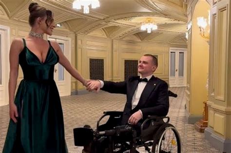 Ουκρανή Pornstar μαζεύει λεφτά για ακρωτηριασμένους πολέμου